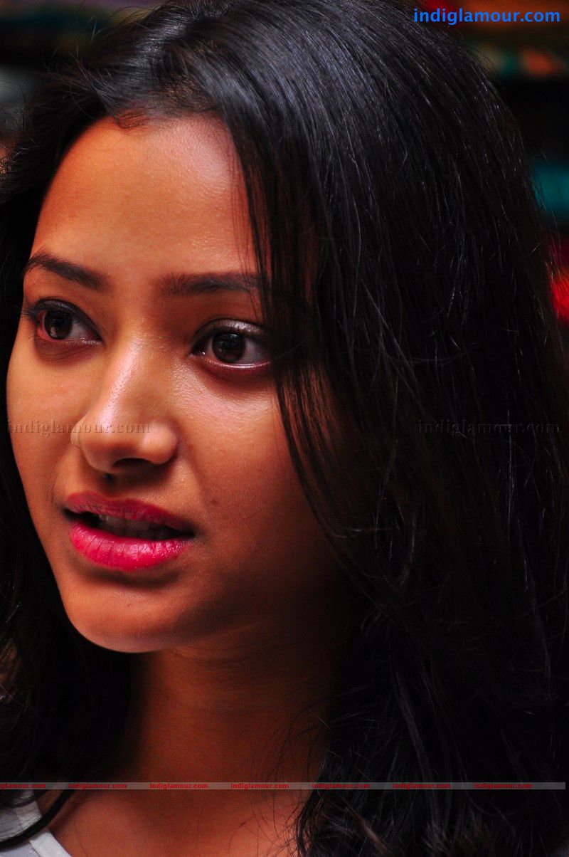Shweta Basu Prasad Actress photo,image,pics and stills - # 131717