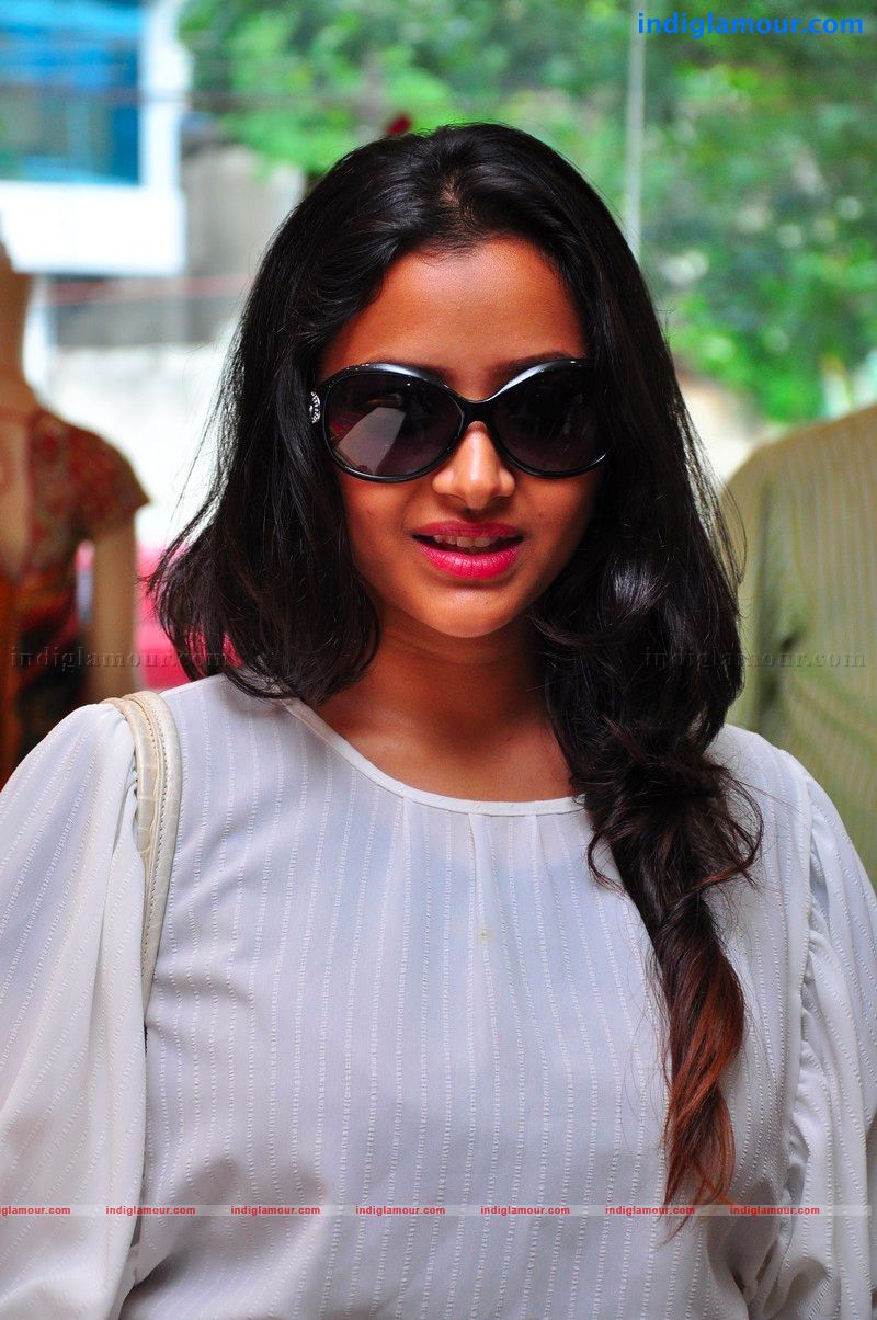 Shweta Basu Prasad Actress HD photos,images,pics and stills-indiglamour ...