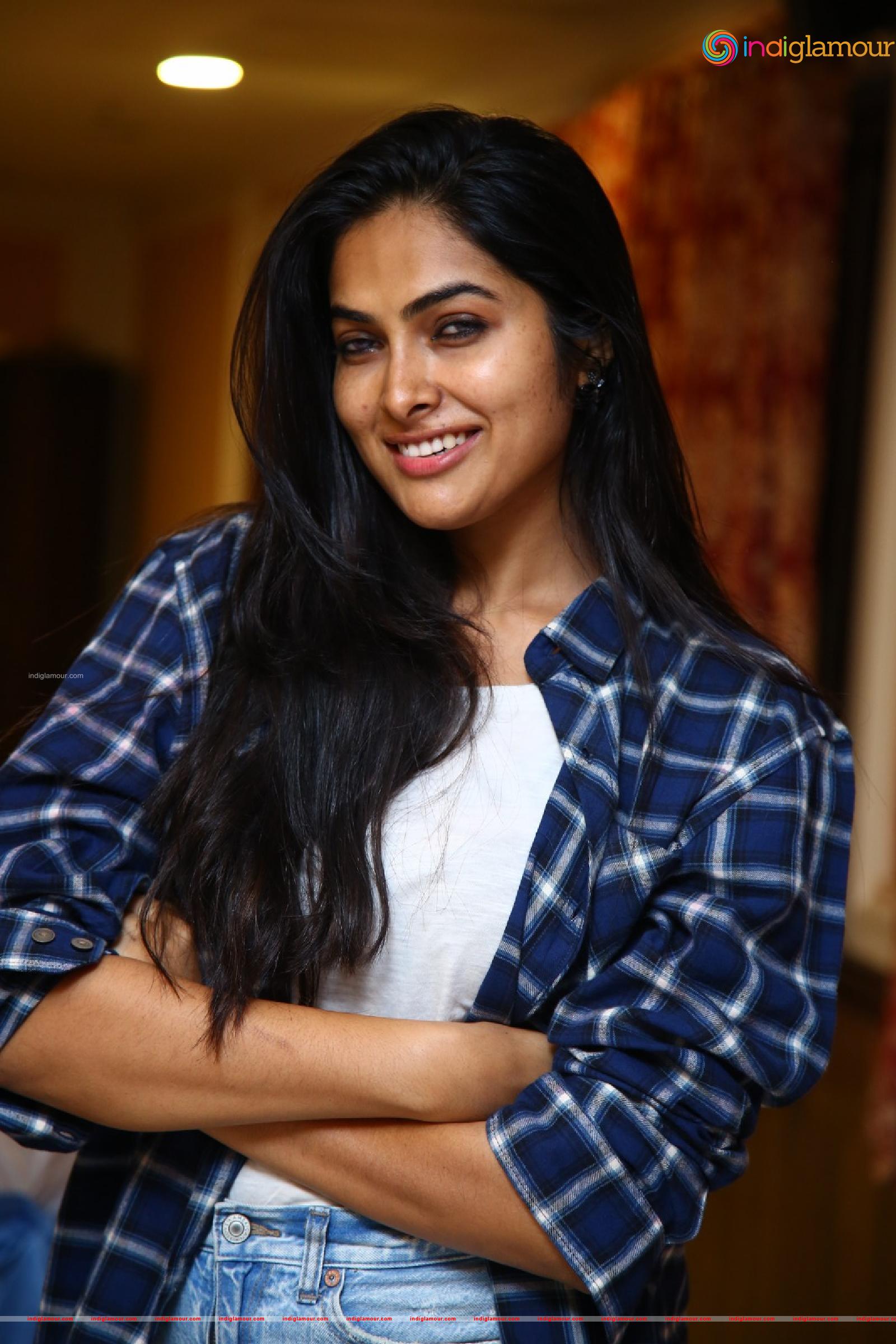 Divi Vadthya Actress HD photos,images,pics and stills-indiglamour.com ...