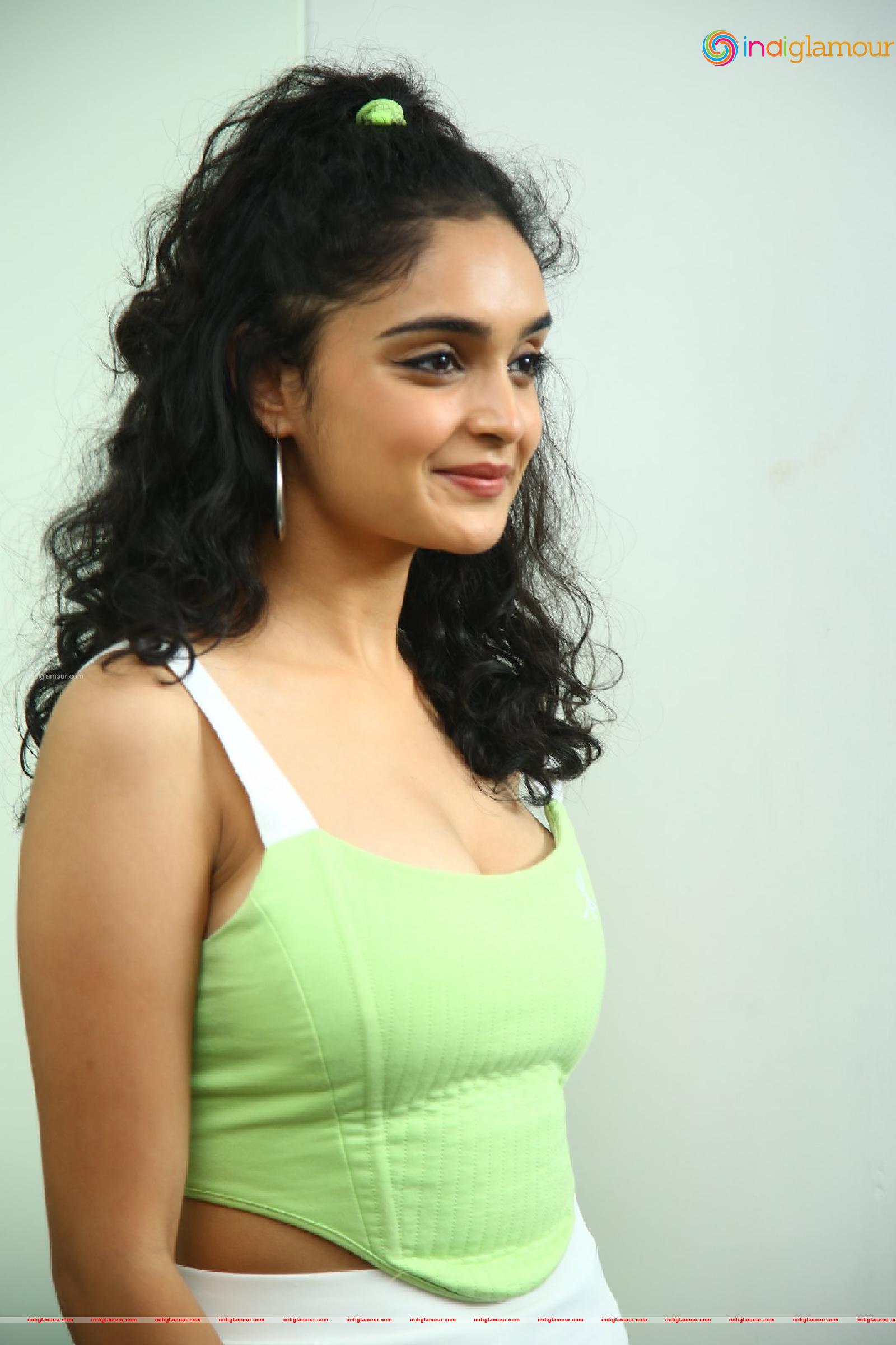 Kashish Khan Actress HD photos,images,pics and stills-indiglamour.com ...
